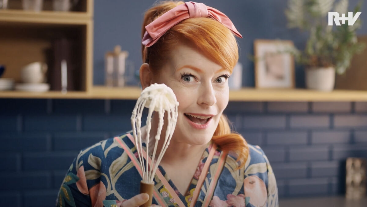 R+V backt mit Enie van de Meiklokjes "Cashback-Kuchen" | W&V