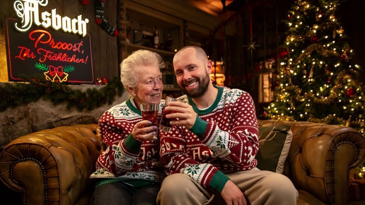 Weihnachtsspot: Asbach kommt so gar nicht uralt | W&V