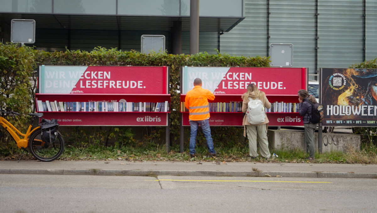 Außergewöhnliches Media-Konzept: OOH-Plakate verschenken Bücher | W&V