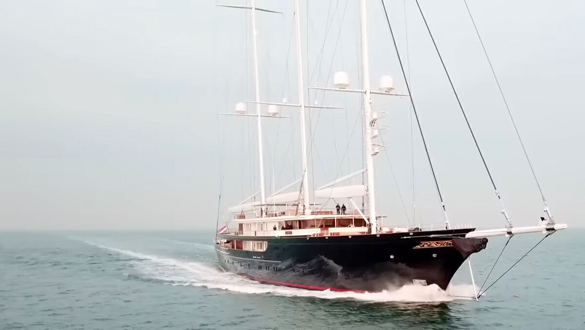 Amazon: Jeff Bezos’ Mega-Yacht auf Probefahrt | W&V