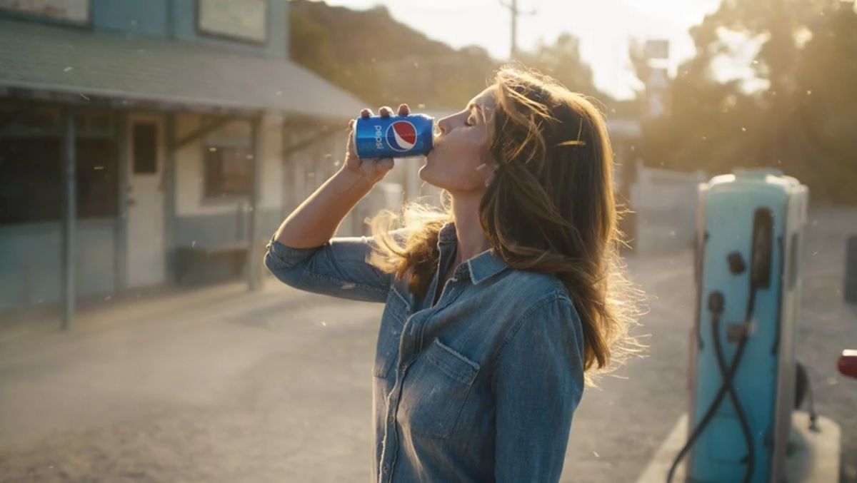 Cindy Crawford dreht legendären Pepsi-Spot neu | W&V