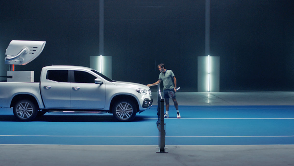 Roger Federer im Duell mit dem Mercedes-Pickup | W&V