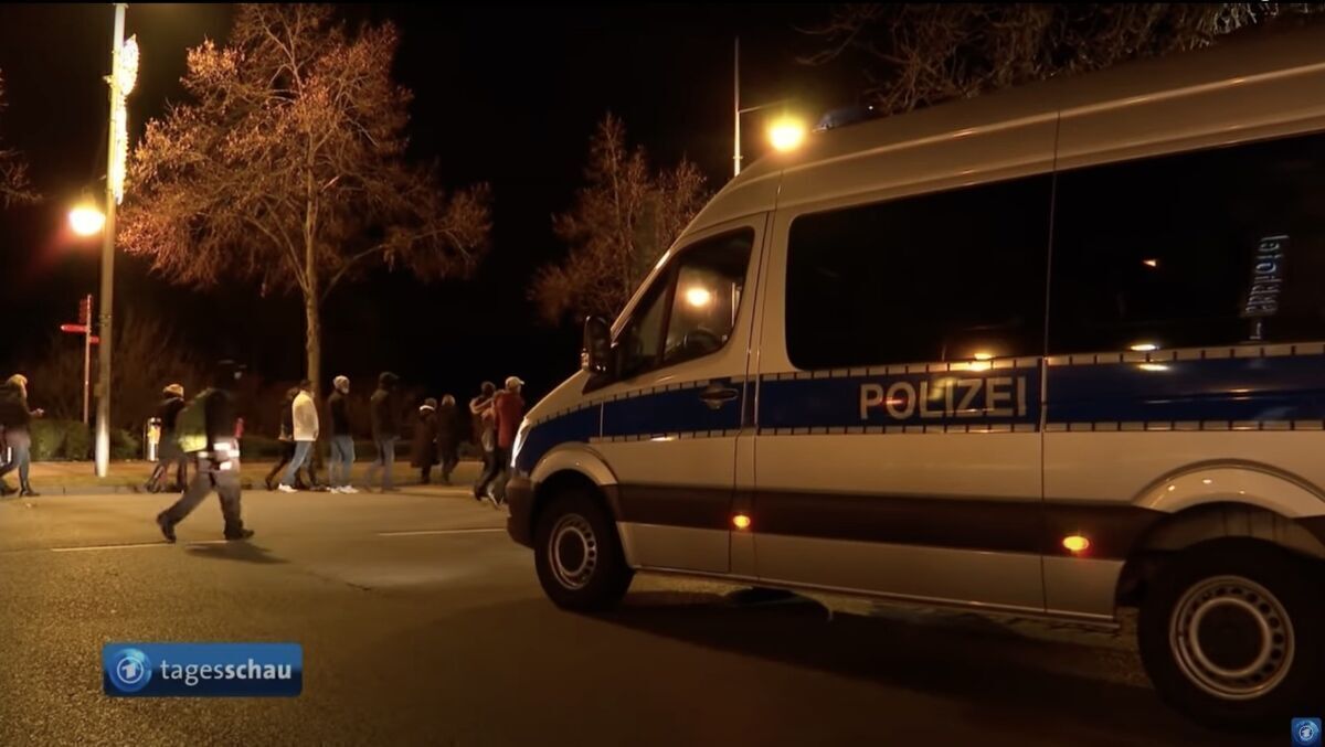 Polizist auf Corona-Demo wird zum Internet-Hit | W&V Polizist auf Corona-Demo wird zum Internet-Hit | W&V