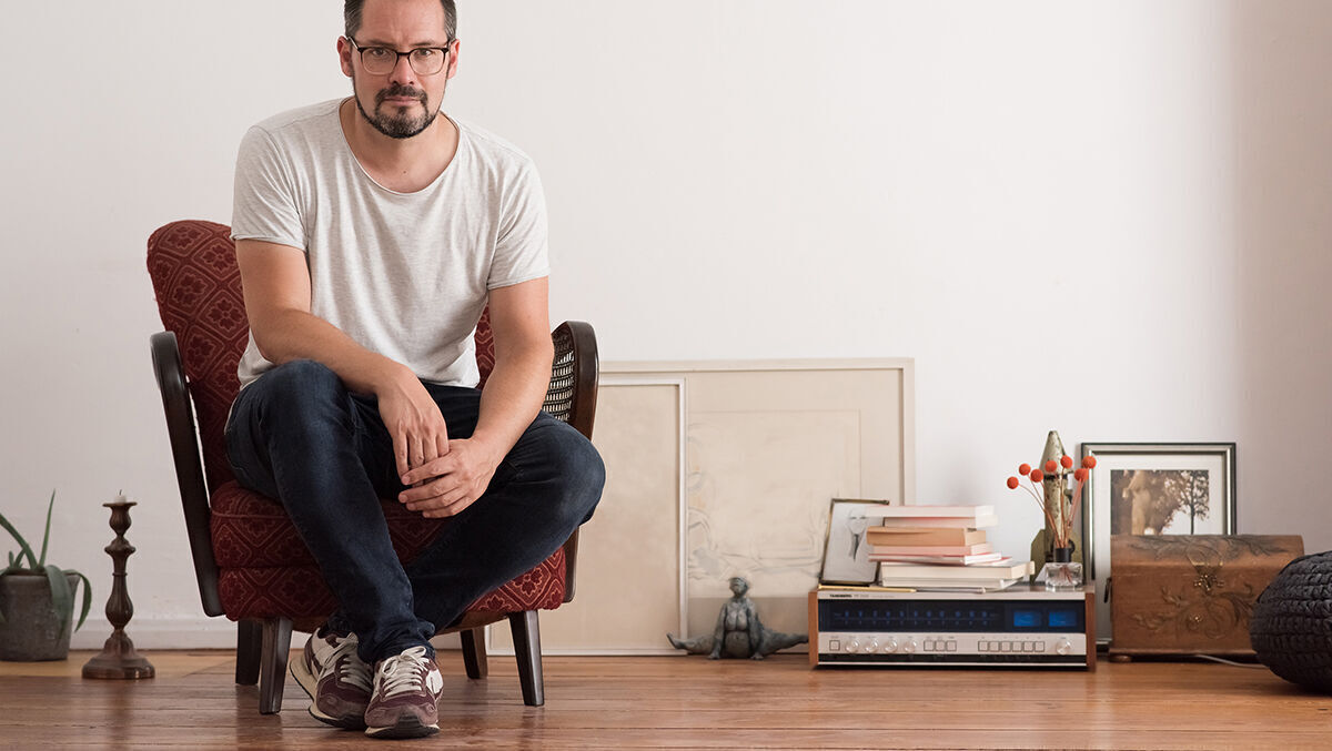 Warum Simon Urban so gerne böse Krimis schreibt | W&V